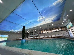 Piscina interna, 2 piscinas externas, guarda-sóis, espreguiçadeiras