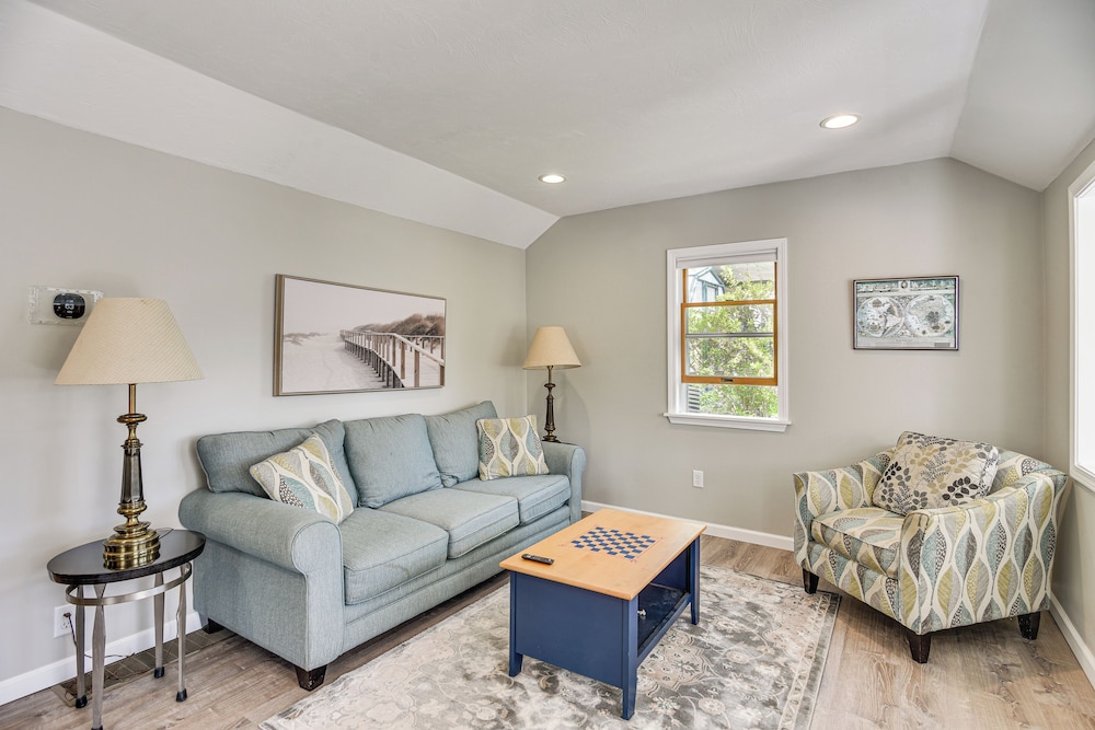 Modern Cape Cod Cottage On Private Pond W/ Beach - Wareham, MA