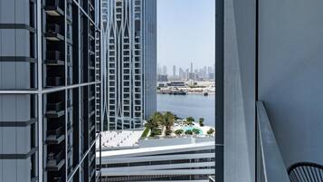 Apartamento luxo, sacada, vista para a cidade | Vista do quarto