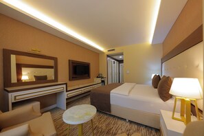 Roupa de alta qualidade, camas de colchão viscoelástico, minibar 