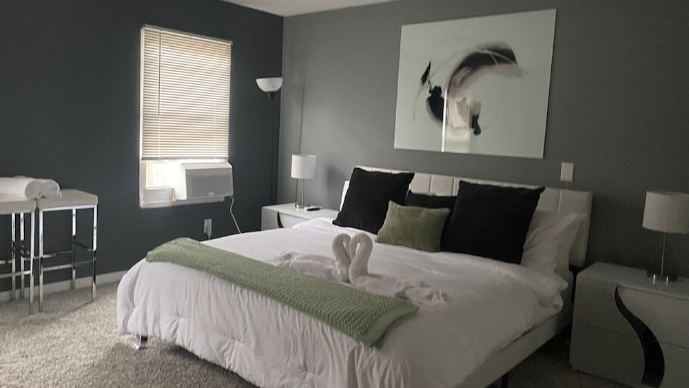 Hot Tremont House - 6 Bed 3 Bath - Cleveland, OH