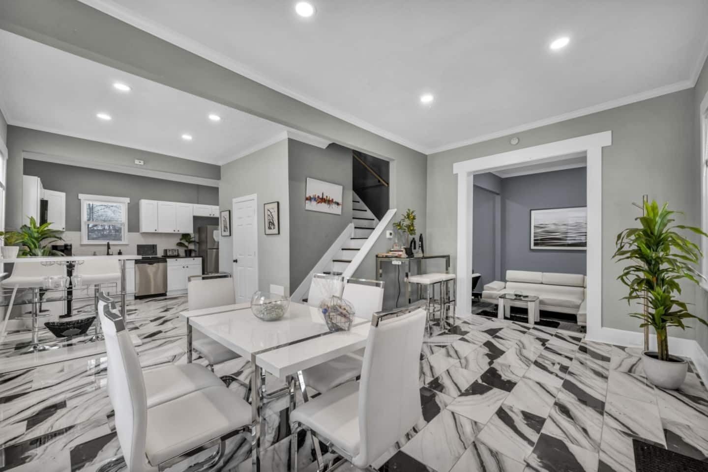 Luxurious Retreat - 2 Mins To Metroheath Main Campus - 6 Bed 3 Bath - Parma, OH