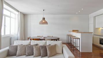 Two-bedroom Duplex Apartment | Sala de estar | Televisor de ecrã plano de 0 polegadas com canais via satélite