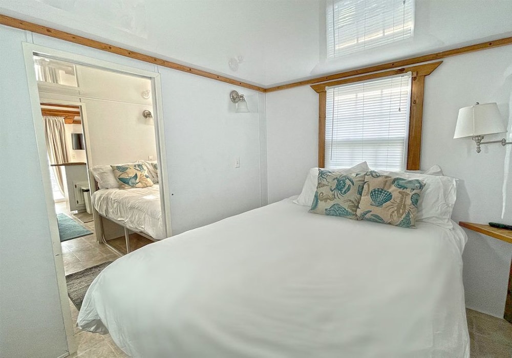 1.5 Bedroom, 1 Bath With Back Deck. Pet Friendly With 2 Queen And 2 Twin Beds. - Islamorada, FL