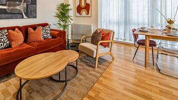 Apartamento Deluxe, Vista para a cidade | Sala de estar | Televisor, Netflix, serviços de streaming