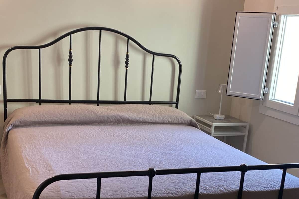 Quarto Deluxe, não fumadores, casa de banho privativa | 1 quarto, cofre no quarto, secretária, quartos insonorizados