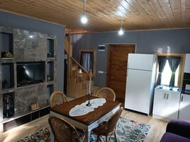 Vila romântica | Área de estar | TV LED 32 polegadas com canais a cabo