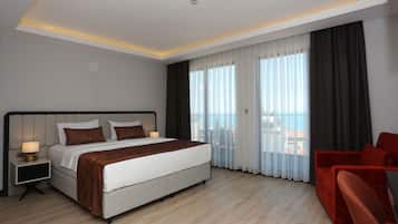 Quarto superior, vista para a cidade | Frigobar, cofres nos quartos, escrivaninha