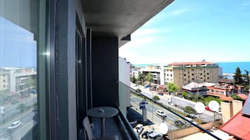 Quarto superior, vista para a cidade | Sacada