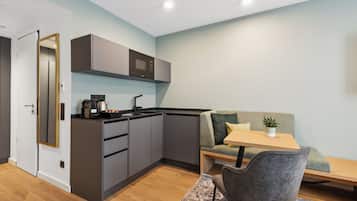 Studio | Cozinha privada | Um frigorífico/congelador grande, um micro-ondas, uma placa de cozinha