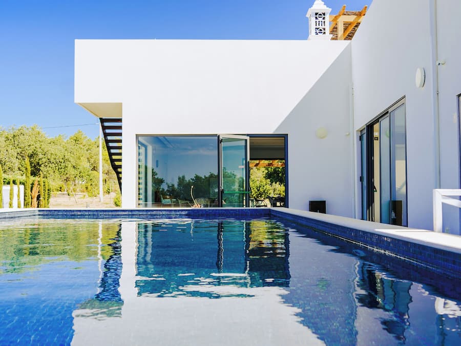 Piscina exterior, guarda-sóis, espreguiçadeiras