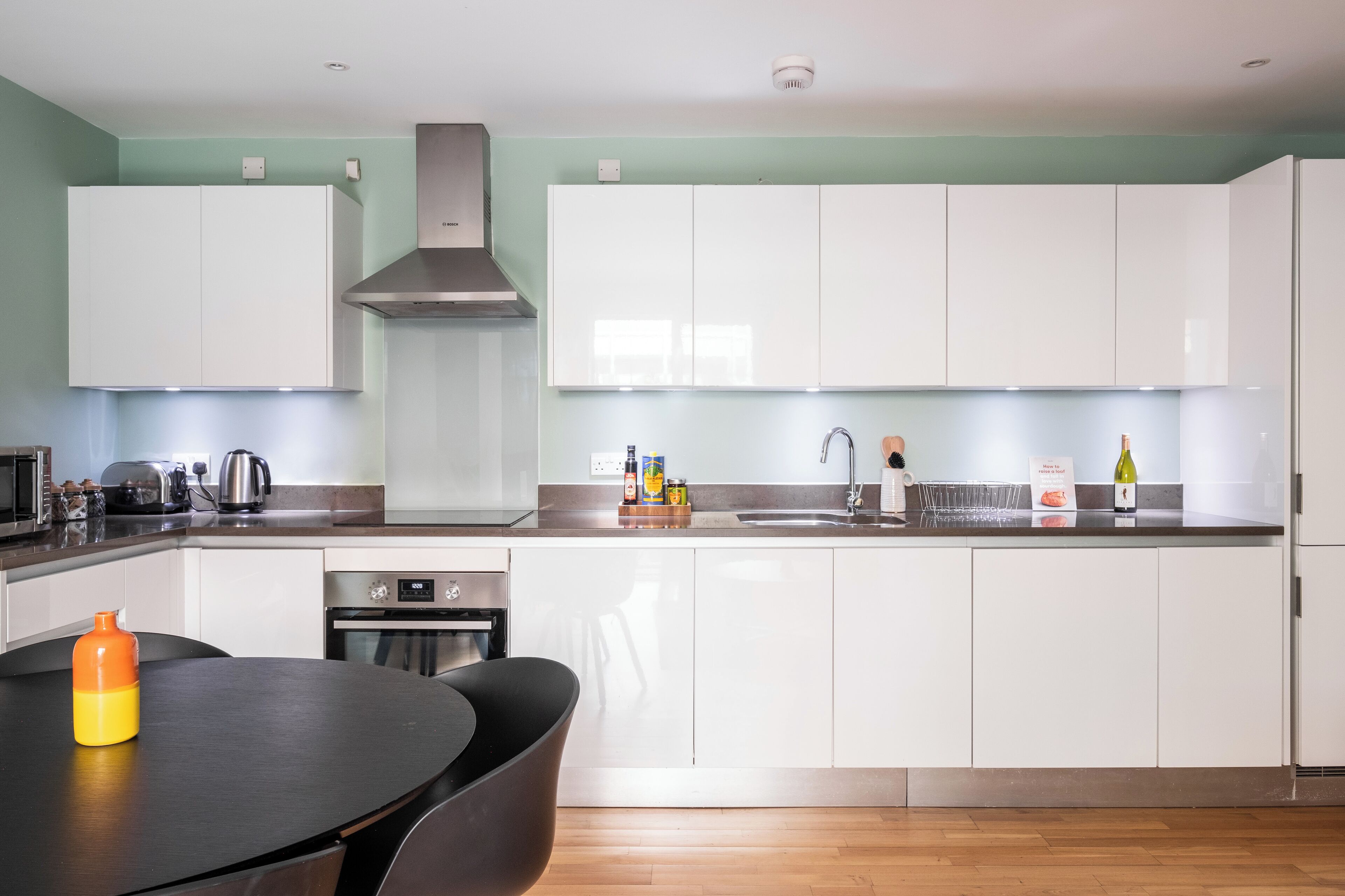 Apartamento, 1 quarto | Cozinha privada | Geladeira grande, micro-ondas, fogão, cooktop