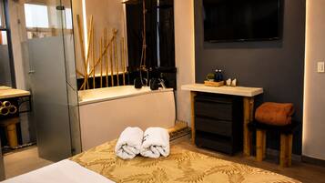 Quarto design, 1 cama Queen | Banheira de hidromassagem particular