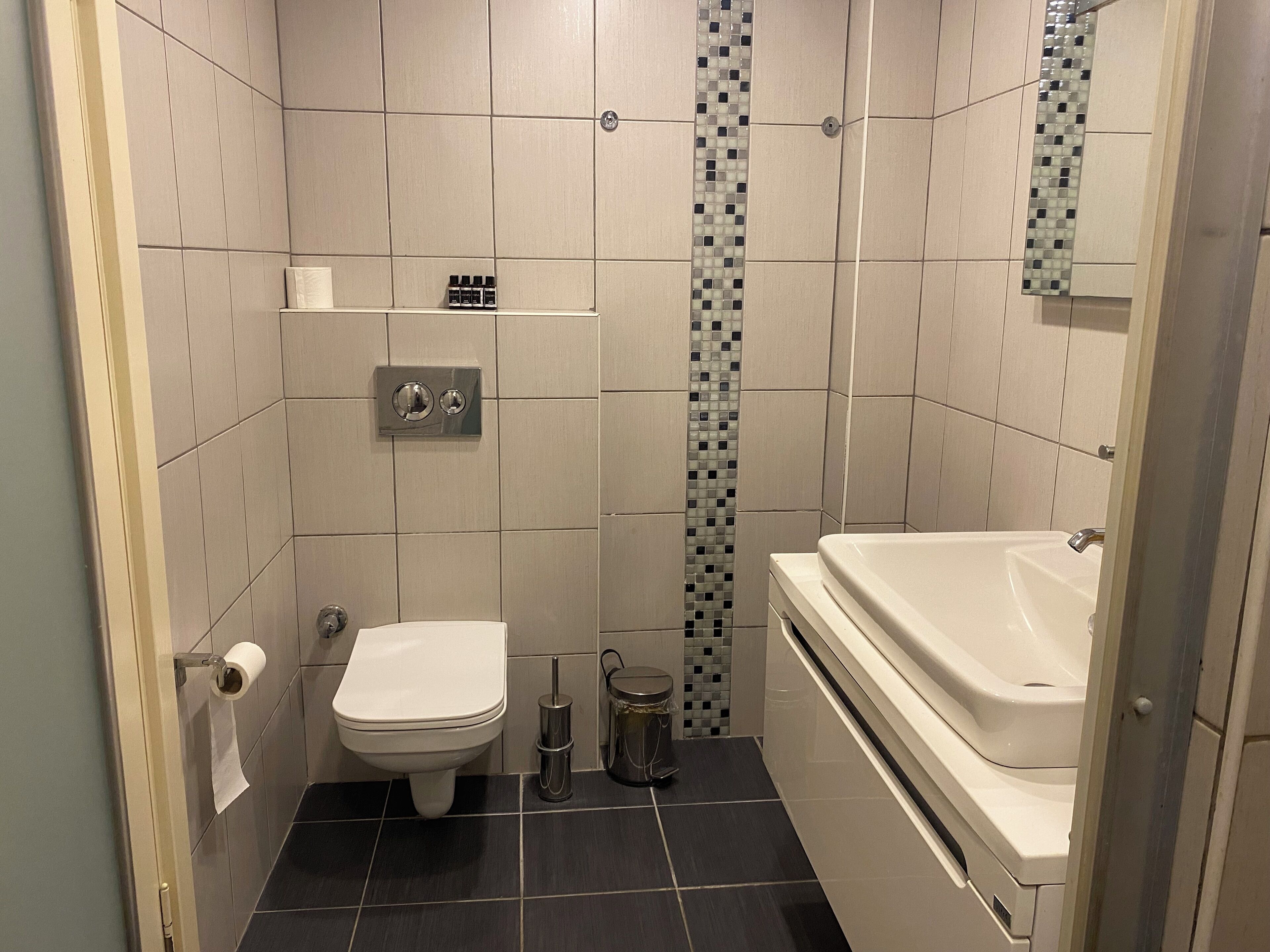 Casa de banho compacta com sanita, bidé e banheira.
