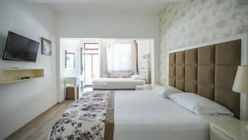 Quarto Triplo, vista para o mar | 1 quarto, cofre no quarto, secretária