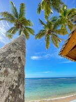 Na praia, guarda-sóis de praia, toalhas de praia 