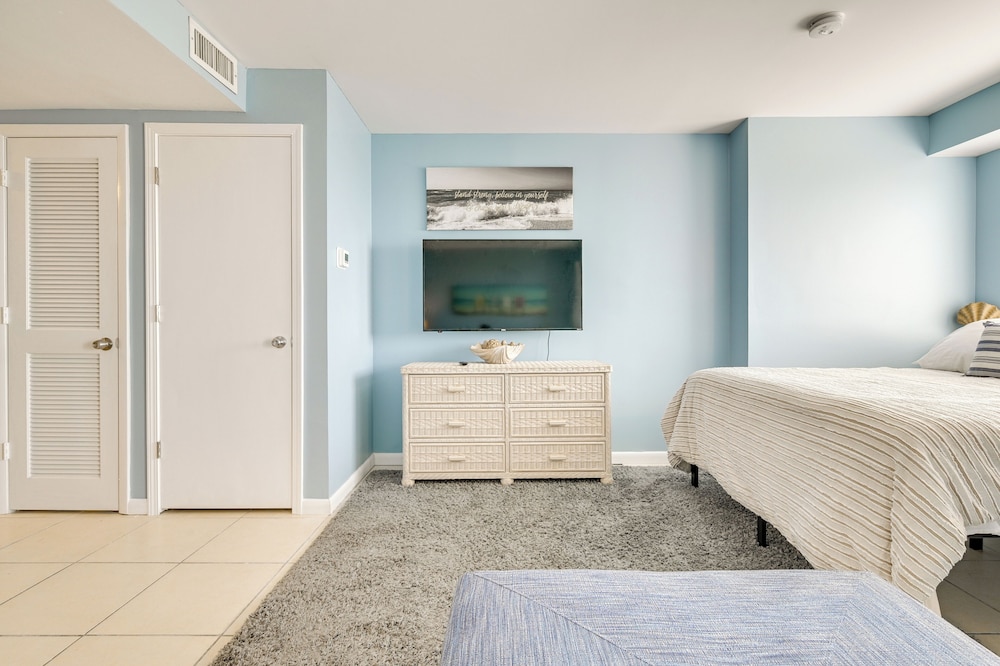 Oceanfront Resort Condo W/ Balcony In Myrtle Beach - Surfside Beach, SC
