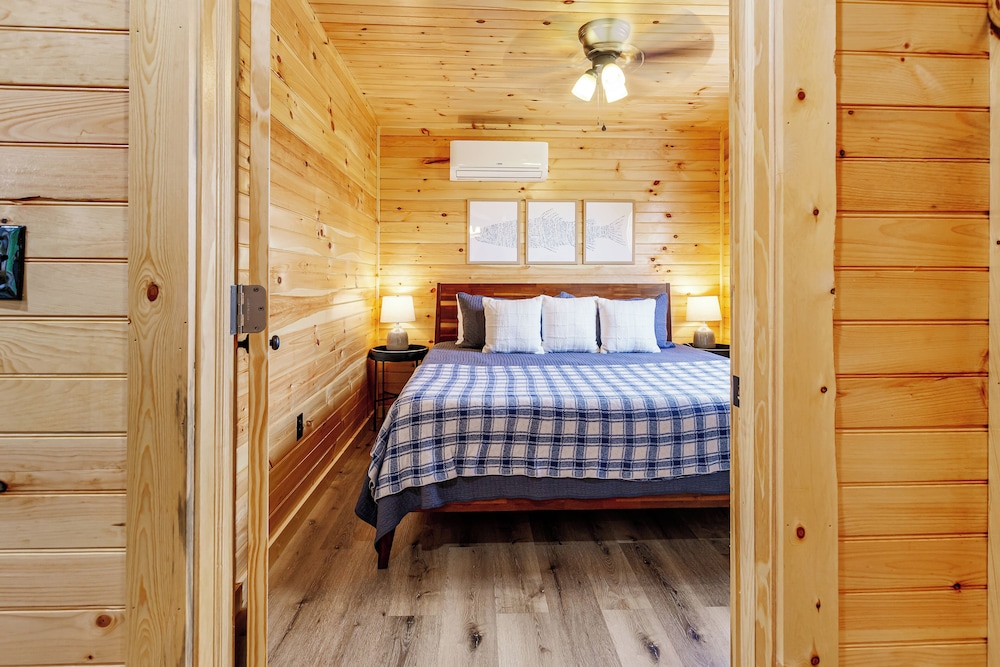 Riverfront Cabin~Firepit~Private Boat Ramp w/ river access~Dog-Friendly ...