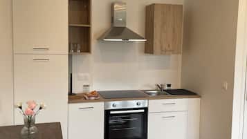 Apartamento Comfort | Kitchenette privada | Um frigorífico/congelador grande, um micro-ondas, um forno