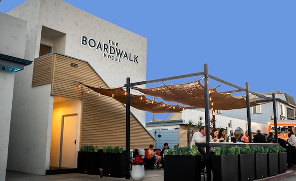 Boardwalk Hotel: Bikes, Boards & Beach Gear Included - San Diego