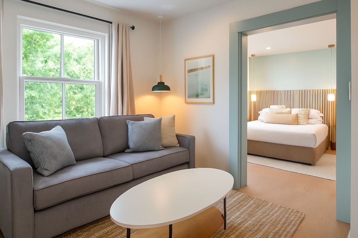 Suite-Estúdio de Luxo, 1 cama king-size e sofá-cama, kitchenette, no piso executivo | Cortinas/cortinados opacos, ferro/tábua de engomar, Wi-fi grátis 