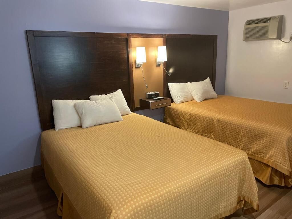 2 Double Beds Room, Scottish Inns, Free Parking, Niagara Falls Family Fun - Buffalo, NY
