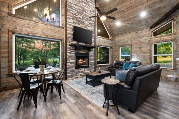 Highwest: Cozy 2-bedroom Retreat With Hot Tub In Bb, Pets Ok - Broken Bow Lake, OK
