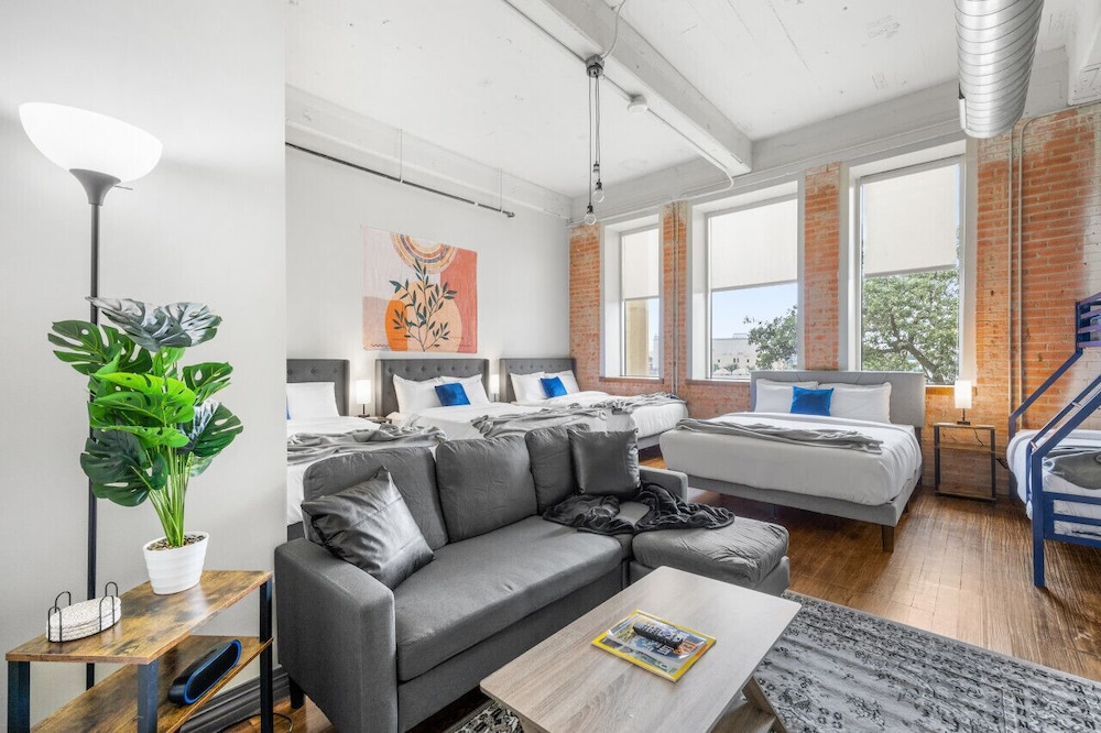 Stunning Downtown Apartment | Pool, Laundry, Parking - Dallas, TX