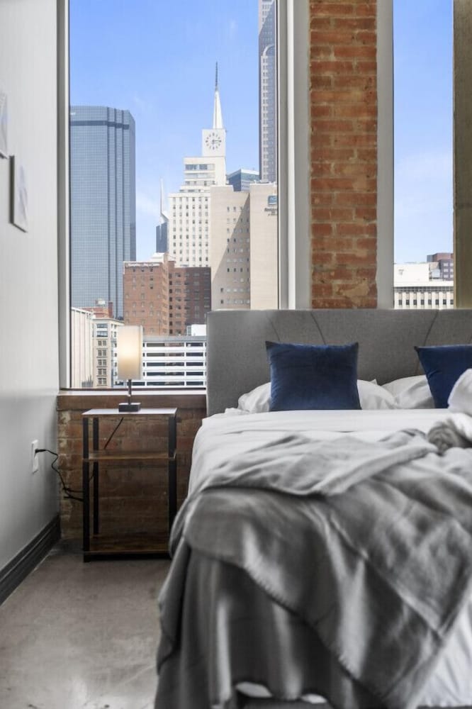 Stunning Downtown Apartment | Pool, Laundry, Parking - Dallas, TX