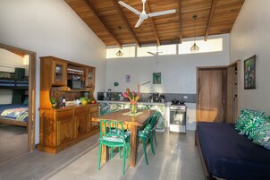 Casa de Campo Familiar, cozinha, vista para o jardim | Cozinha privada | Um micro-ondas, um forno, uma placa de cozinha, utensílios de cozinha 