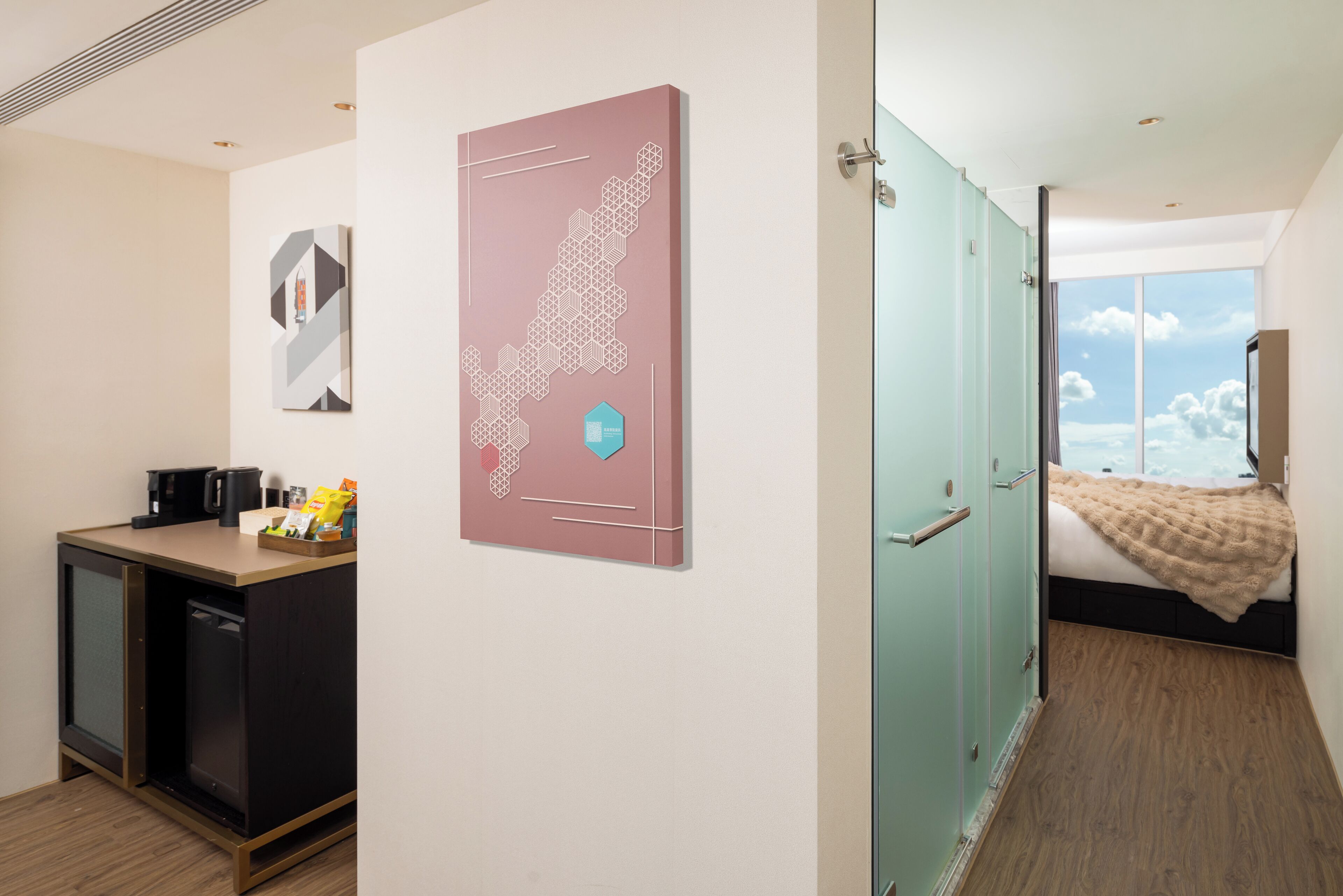 Quarto de hotel compacto com cozinha compacta, uma cama com vista e uma janela grande.