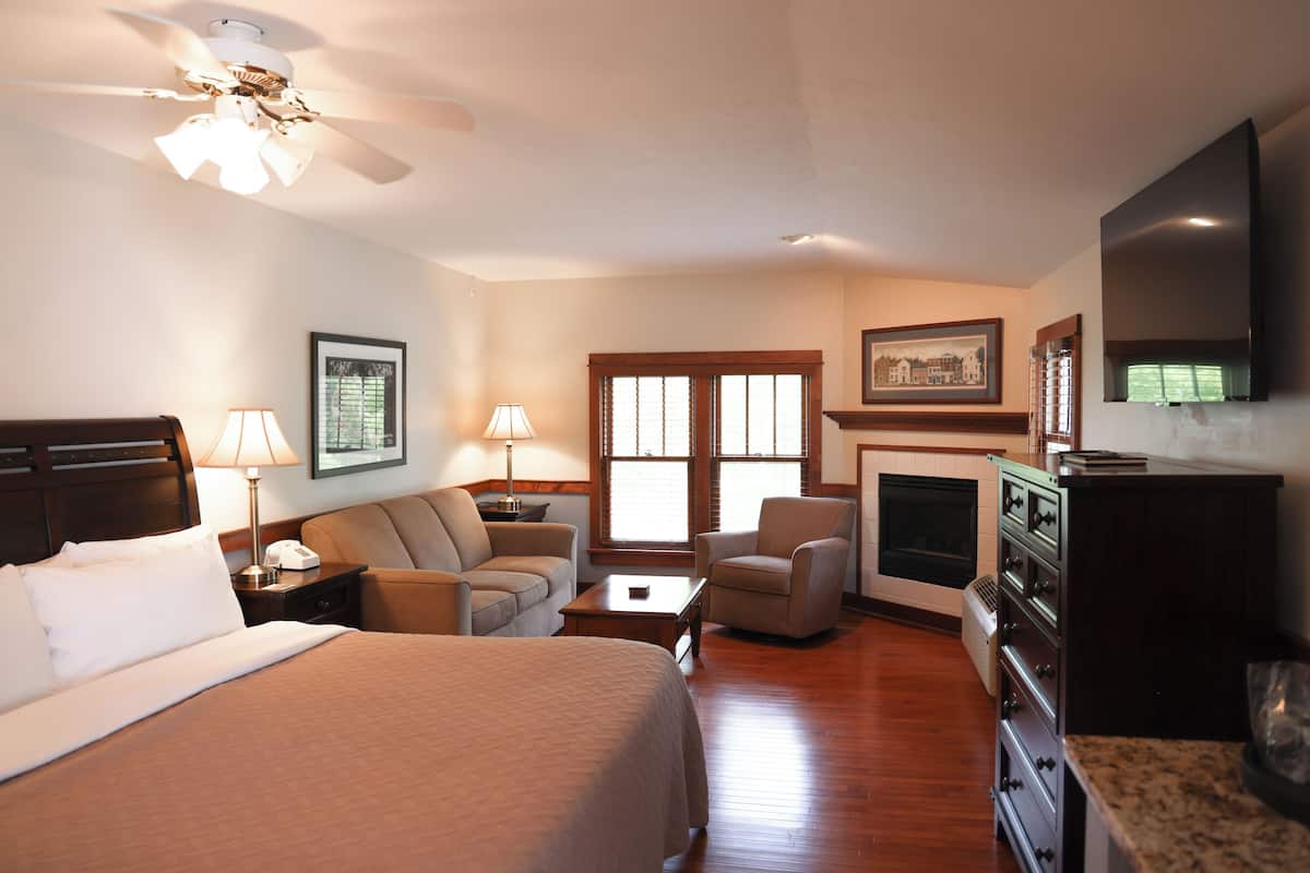 Quarto, 1 cama king-size, lareira, vista parcial para o lago | Roupa de alta qualidade, ferro/tábua de engomar, Wi-fi grátis