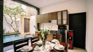 Villa Familiar | Cozinha privada | Um frigorífico, uma chaleira elétrica, mesas de jantar