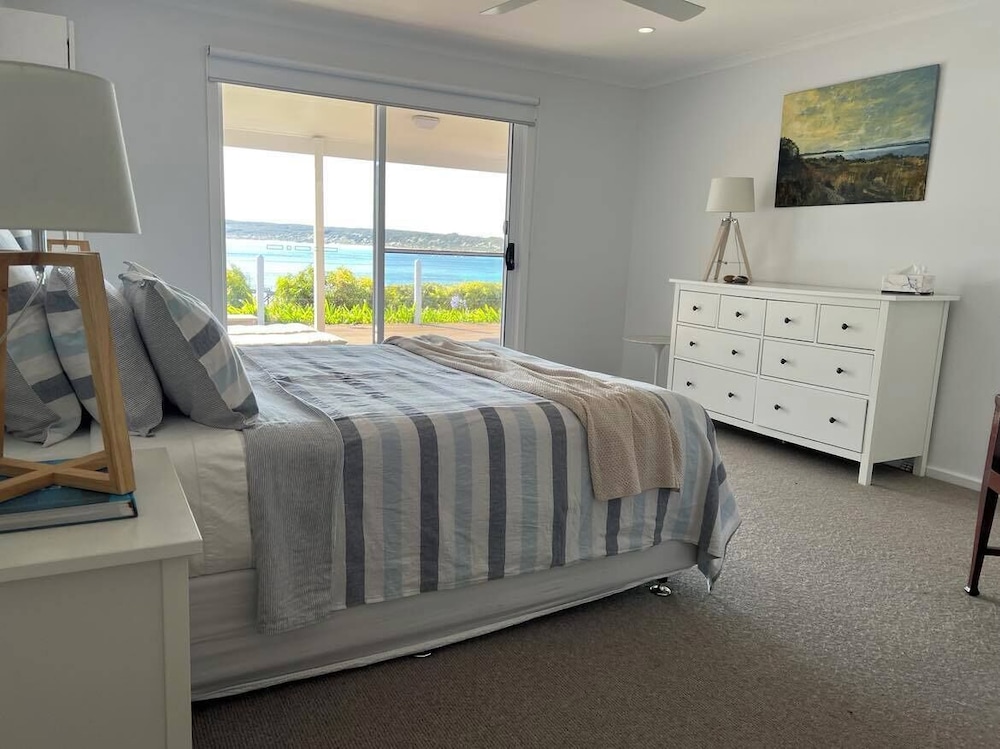 Stunning Beachfront Home - Pet Friendly - Emu Bay
