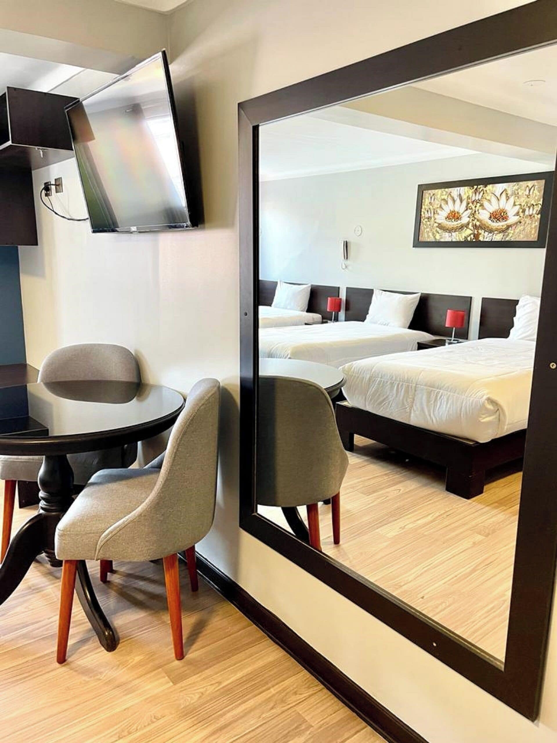 Quarto triplo standard, vista para o pátio | Cofres nos quartos, Wi-Fi de cortesia