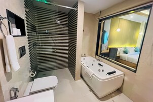 Suite Executiva | Casa de banho | Um chuveiro fixo, um secador de cabelo, roupões, chinelos