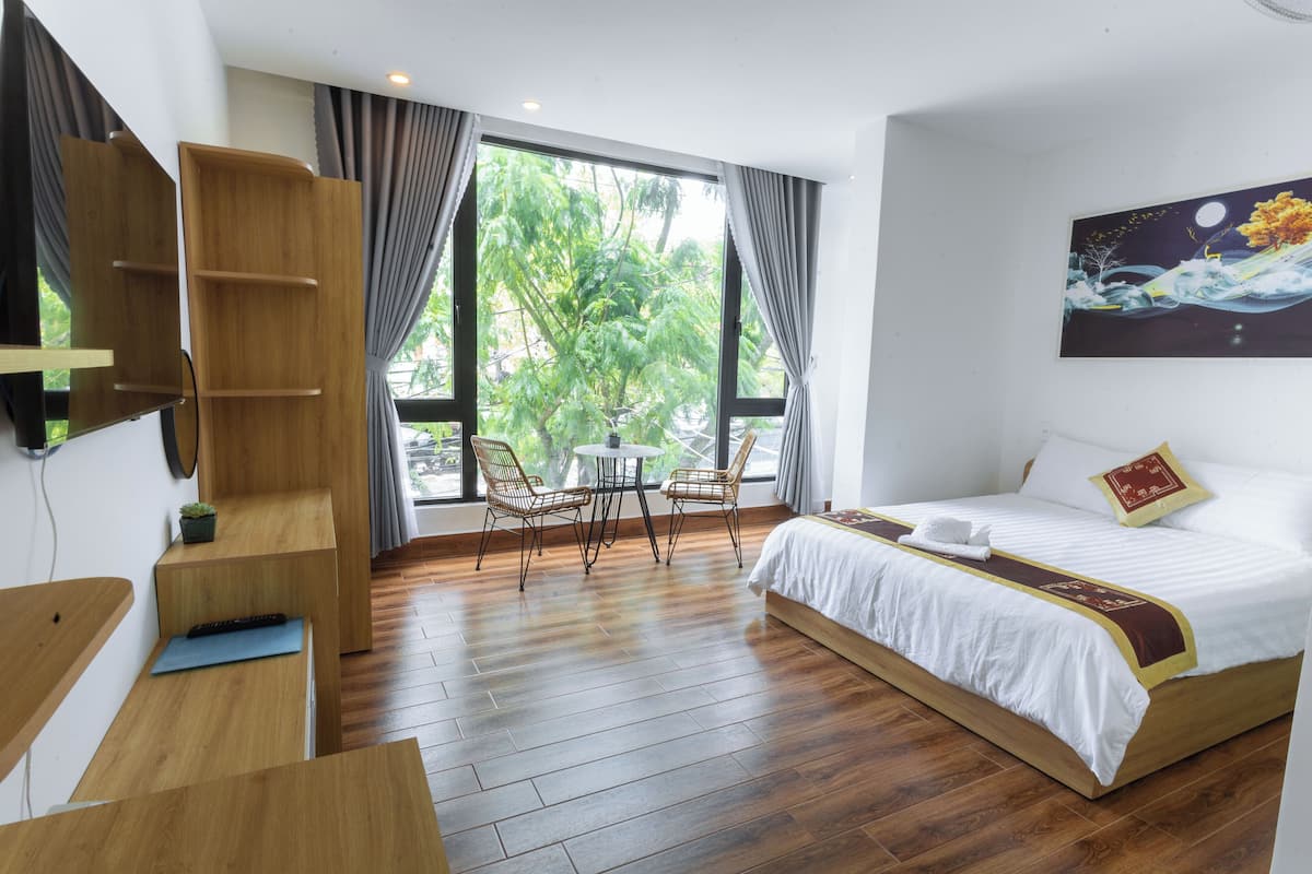 Quarto casal luxo de uso individual, 1 cama Queen | Quartos à prova de som, ferros/tábuas de passar roupa, Wi-Fi de cortesia
