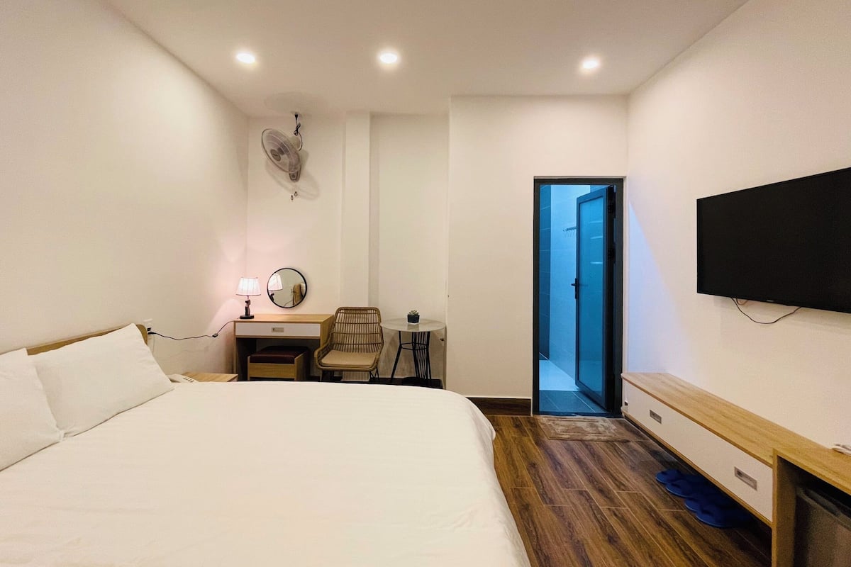 Quarto casal básico de uso individual, 1 cama Queen, para não fumantes | Quartos à prova de som, ferros/tábuas de passar roupa, Wi-Fi de cortesia