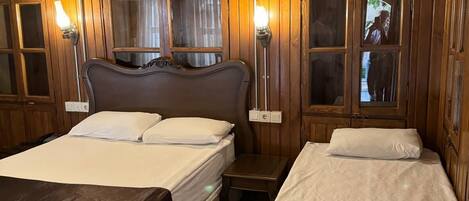 Quarto Triplo Standard, vista para o pátio | Wi-fi grátis