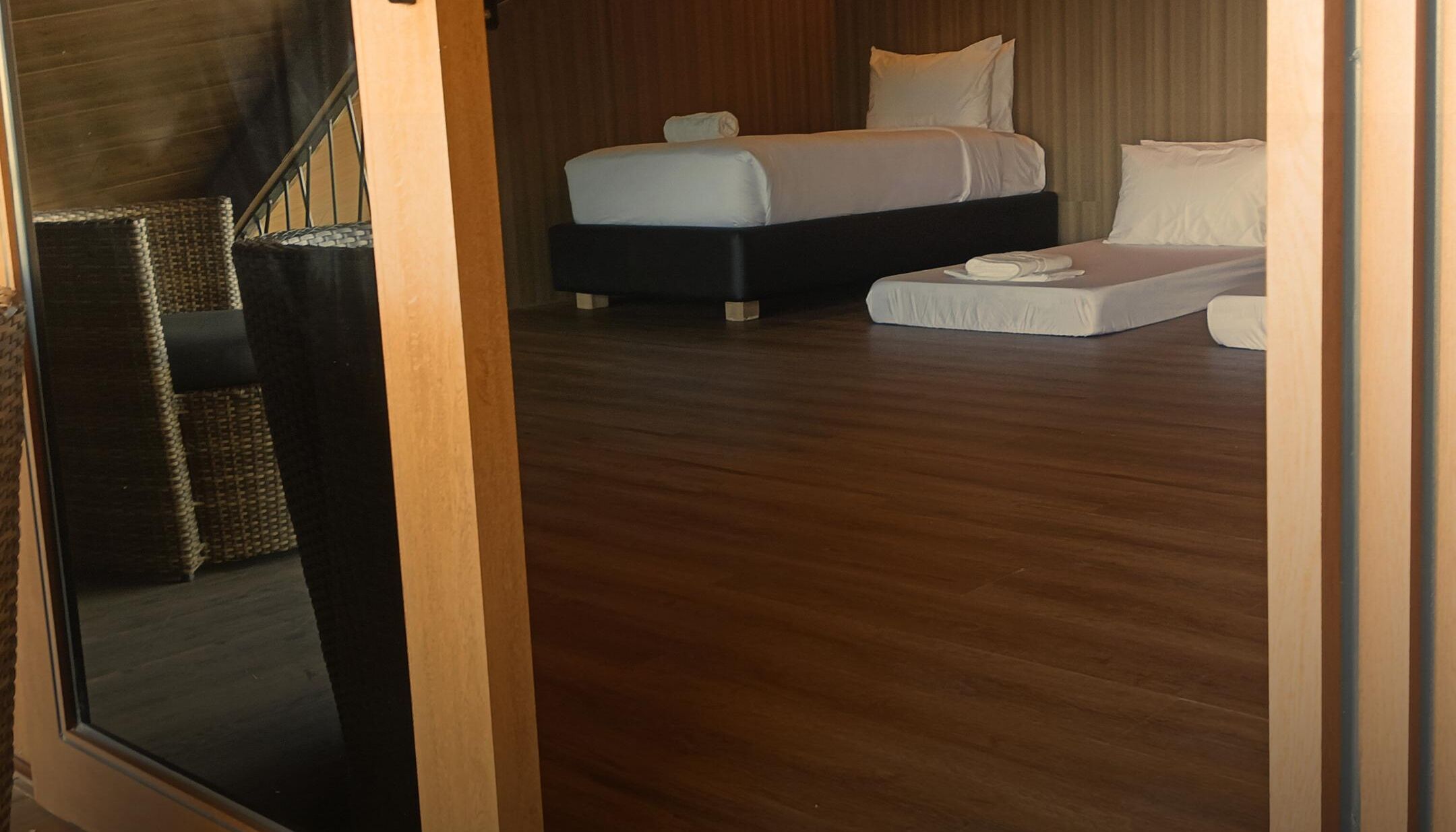 Quarto de hotel com uma cama, mesa de cabeceira e uma cadeira.
