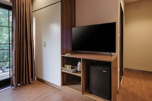 Quarto casal luxo | Frigobar, escrivaninha, espaço de trabalho para notebook