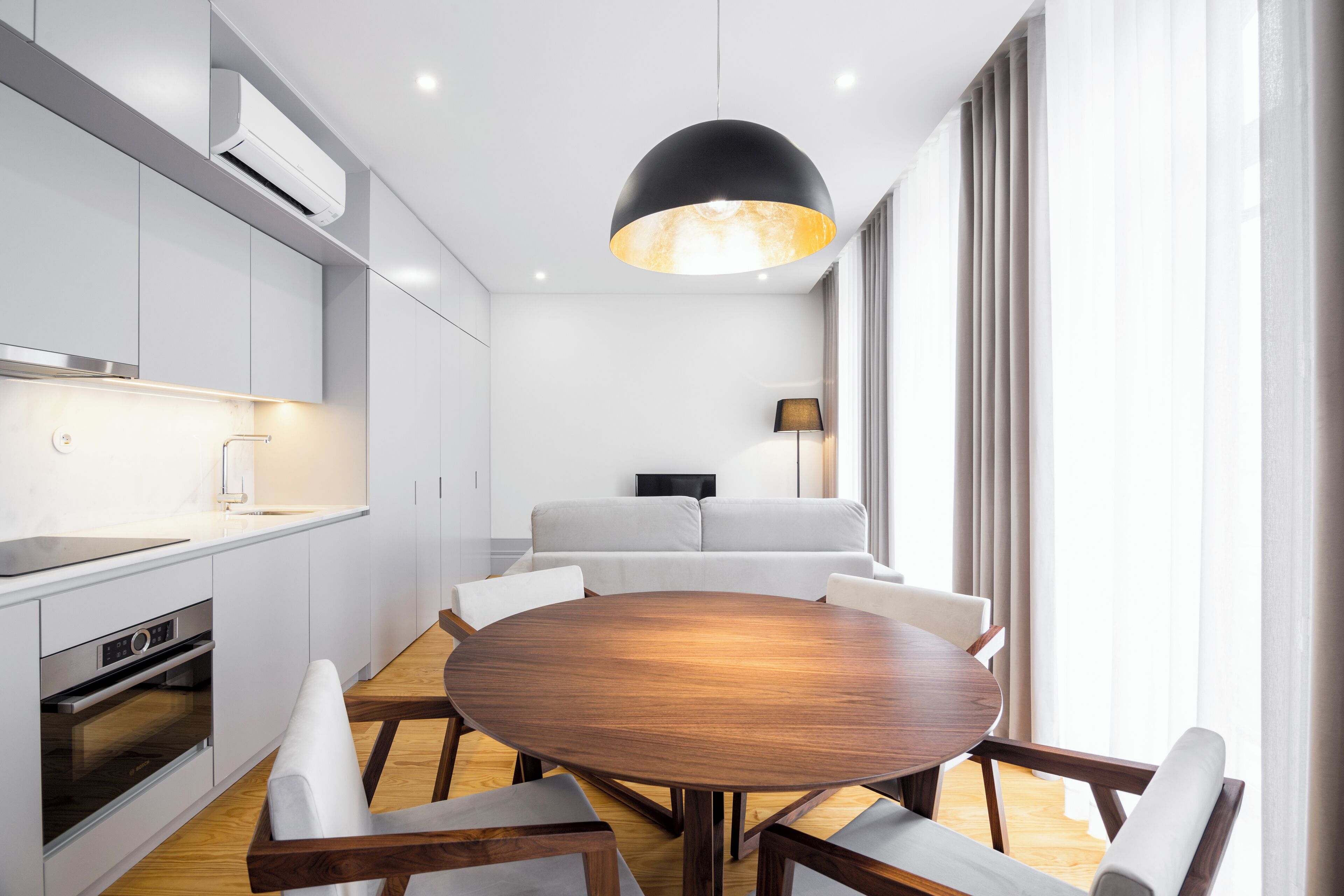 Deluxe One-bedroom Apartment | Sala de estar | TV de ecrã plano 