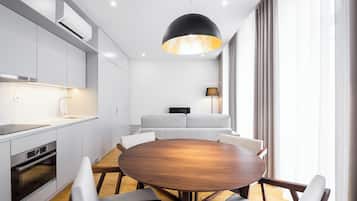 Deluxe One-bedroom Apartment | Sala de estar | TV de ecrã plano