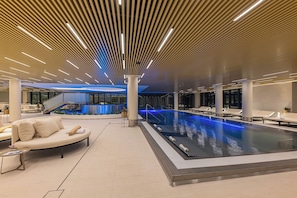 Piscina interior, piscina exterior, espreguiçadeiras 