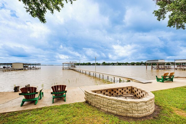 Private Dock & Deck: Eagle Mountain Lake Retreat! - Newark, TX