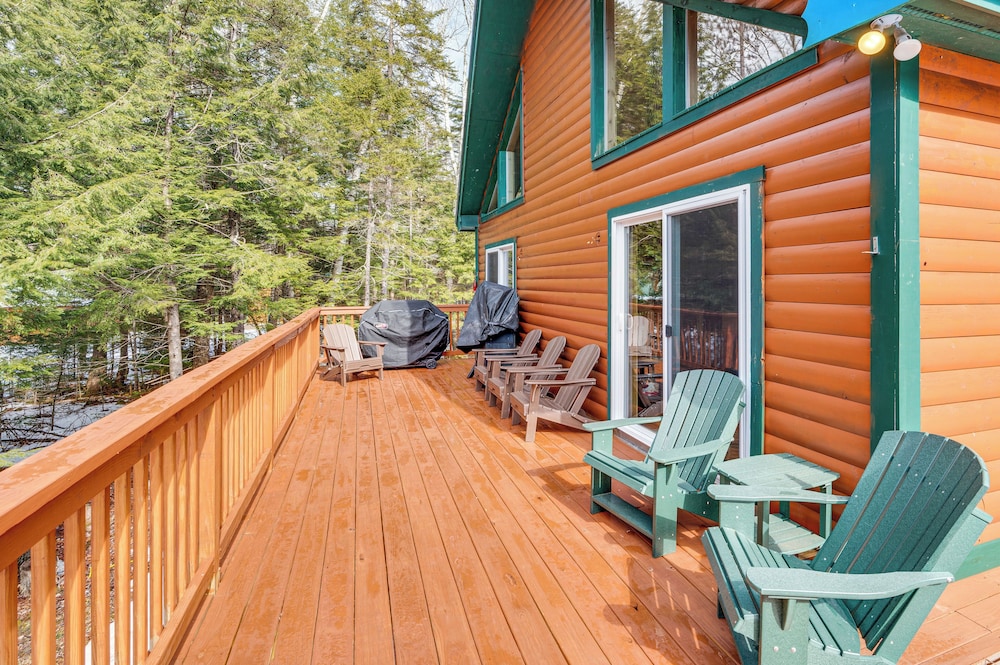 Tranquil Thornton Cabin: Deck, Views & Game Room! - Campton, NH