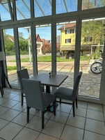 Pequeno-almoço tipo buffet diário (14 EUR por pessoa) 