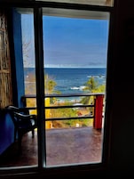 Quarto Duplo ou Twin Familiar, varanda, vista para a praia | Cortinas/cortinados opacos, ferro/tábua de engomar, Wi-fi grátis