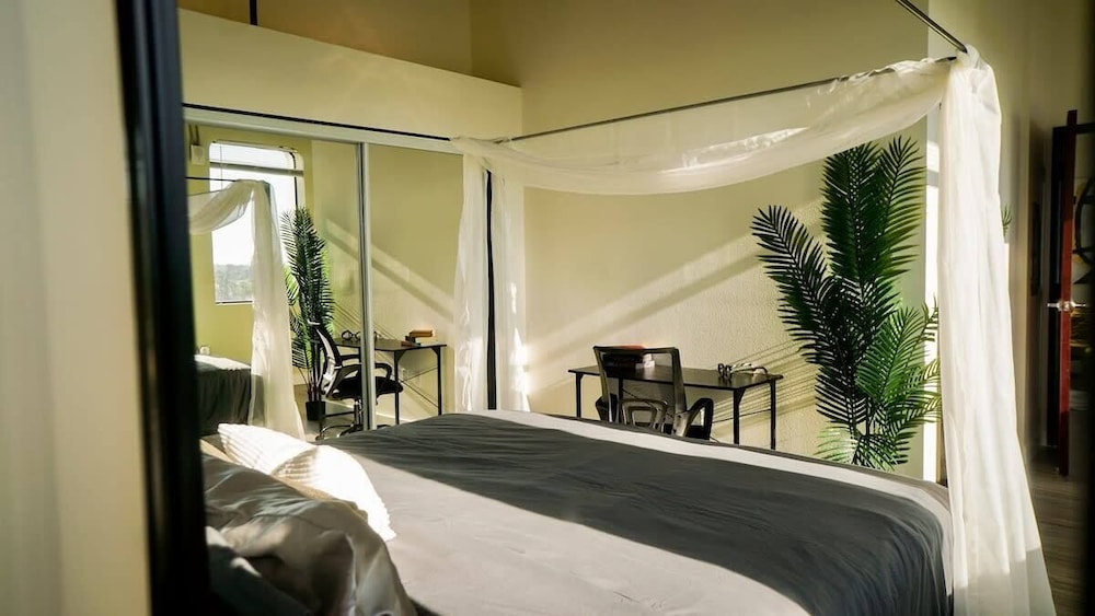 Chic New York Style 10 Minutes To Sna & Disneyland - Santa Ana, CA