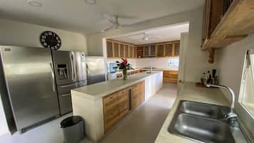 Vila luxo, 5 quartos | Cozinha privada | Micro-ondas em uma área comum